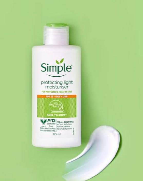 SIMPLE PROTECTING LIGHT MOISTURISER - Derma Essentials